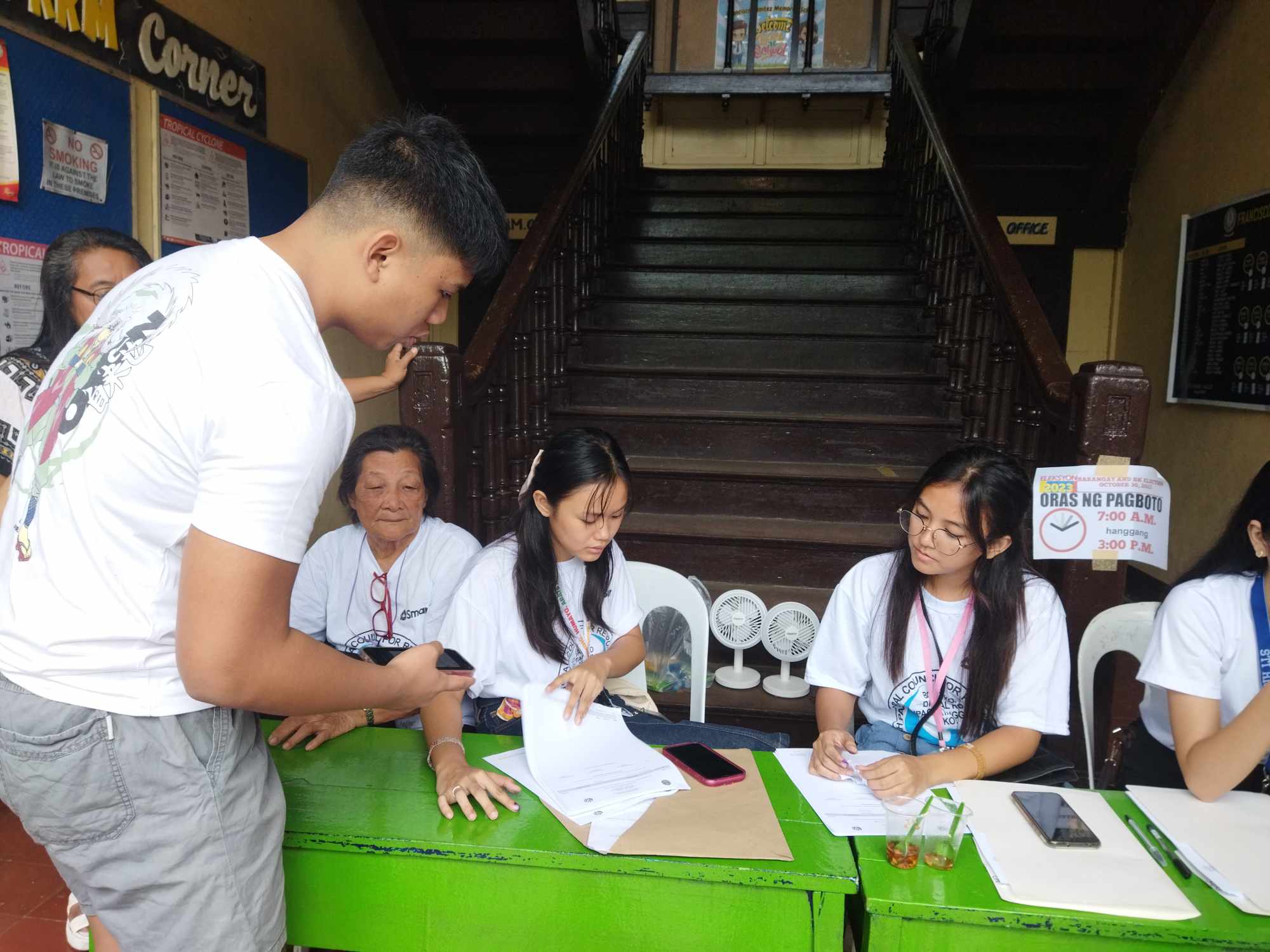 Volunteers nagsanib-pwersa sa pagbantay sa botohan sa Francisco Benitez ...