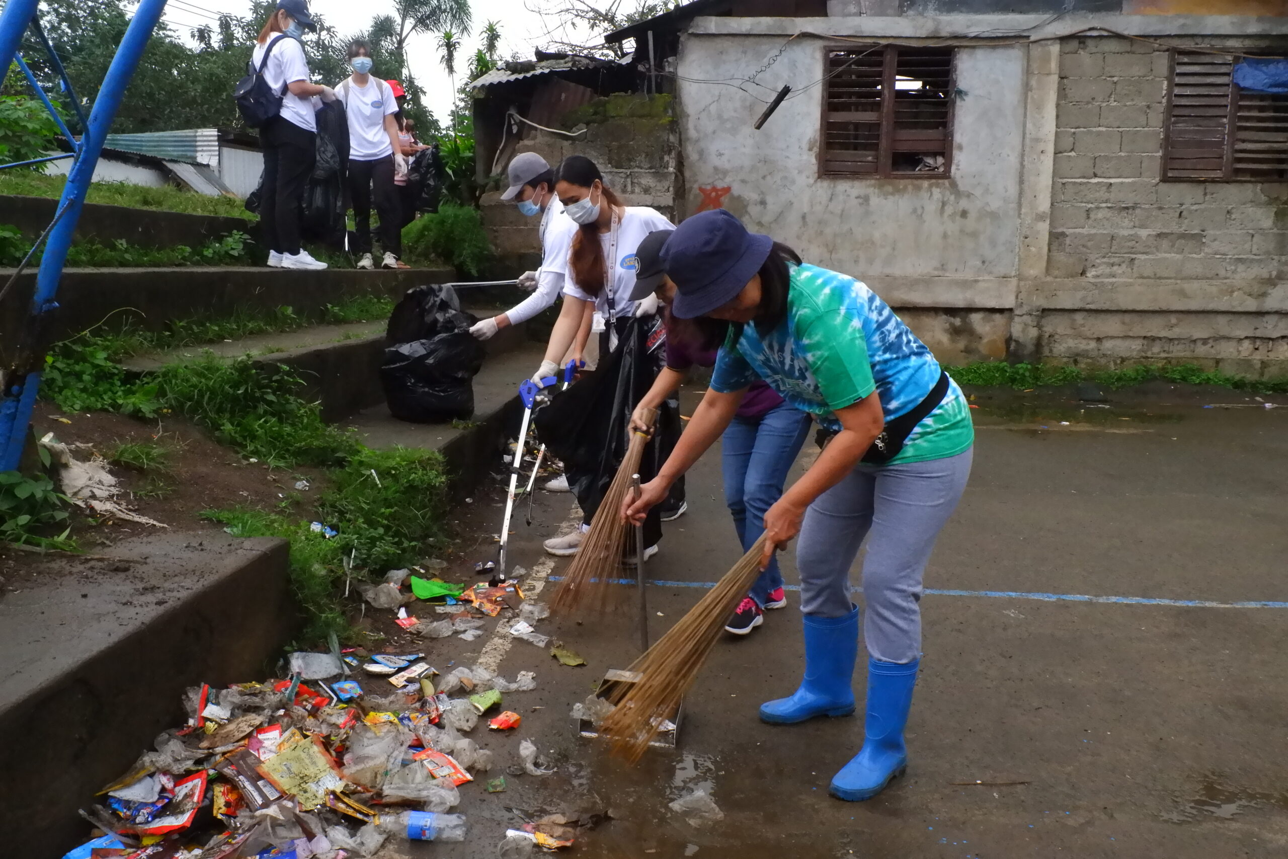Project LAKBAY nagsagawa ng Clean-up Drive sa riles ng Barangay San ...